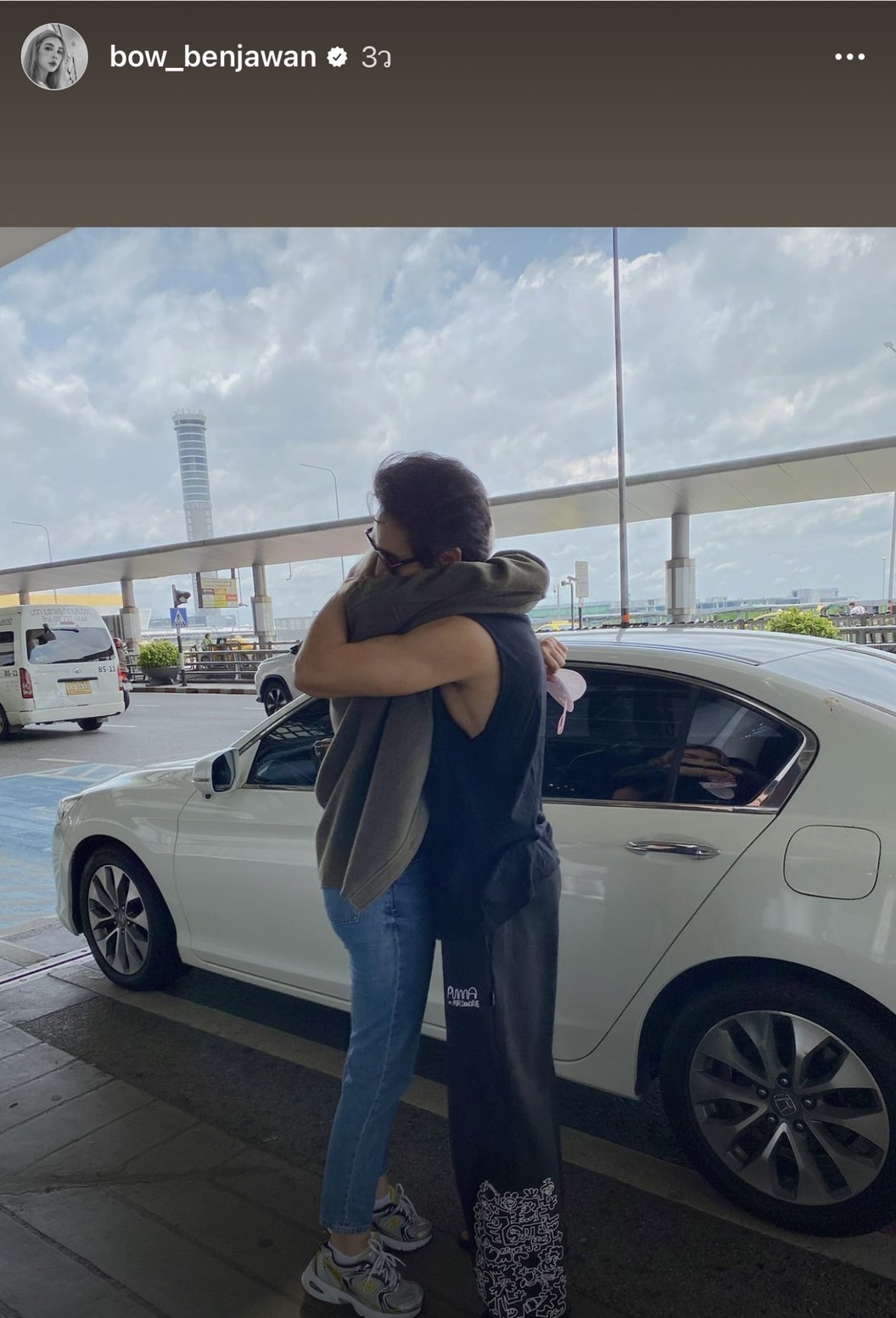 ต้องห่างกันเกือบเดือน คู่รัก "ก๊อต จิรายุ-โบว์" ยืนกอดลากลางสนามบิน