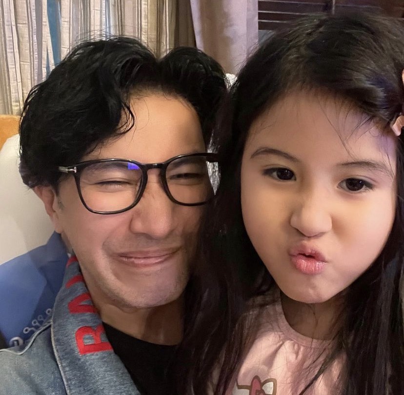 เอ็นดู "มายู" ลูกสาว "หนุ่ม กรรชัย" ในมุมอ่อนโยน ก้มกราบ "แม่เมย์" ในวันแม่