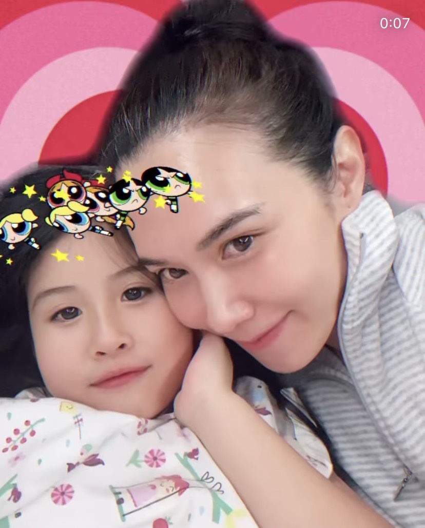 เอ็นดู "มายู" ลูกสาว "หนุ่ม กรรชัย" ในมุมอ่อนโยน ก้มกราบ "แม่เมย์" ในวันแม่